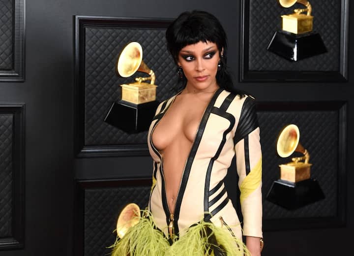 Grammy Awards 2021 Singer Doja Cat Flaunts Extreme Cleavage As She Dares To Bare Belly Button