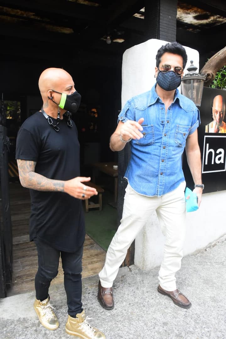 Fardeen Khan Amazing Transformation Actor Spotted Outside Hakim Aalim ...