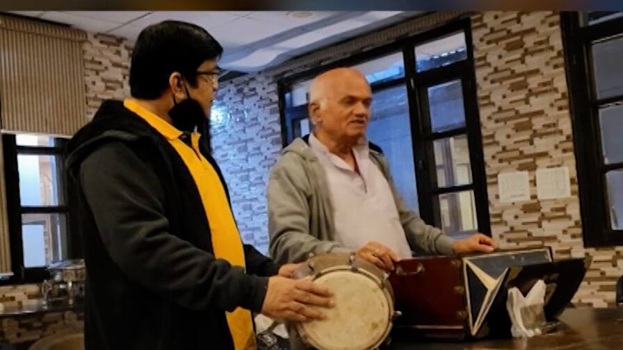 Veer Savarkar's biography presentation by singer Satish Bhide | मसुरी ...