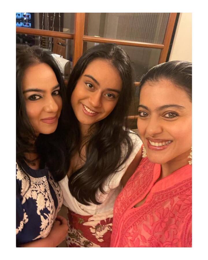 Kajol Poses For Happy Photo With Daughter Nysa Devgn Ajay Devgn's ... Kajol Poses For Happy Photo With Daughter Nysa Devgn Ajay Devgn's ...