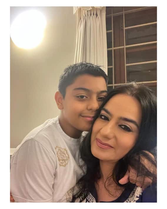 Kajol Poses For Happy Photo With Daughter Nysa Devgn Ajay Devgn's ... Kajol Poses For Happy Photo With Daughter Nysa Devgn Ajay Devgn's ...