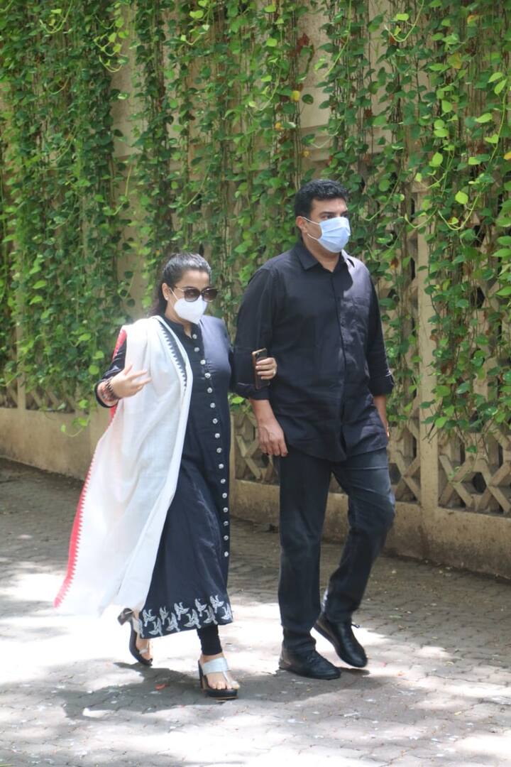 Dilip Kumar Funeral Photos: Dharmendra Cries After Seeing Dilip Kumar ...