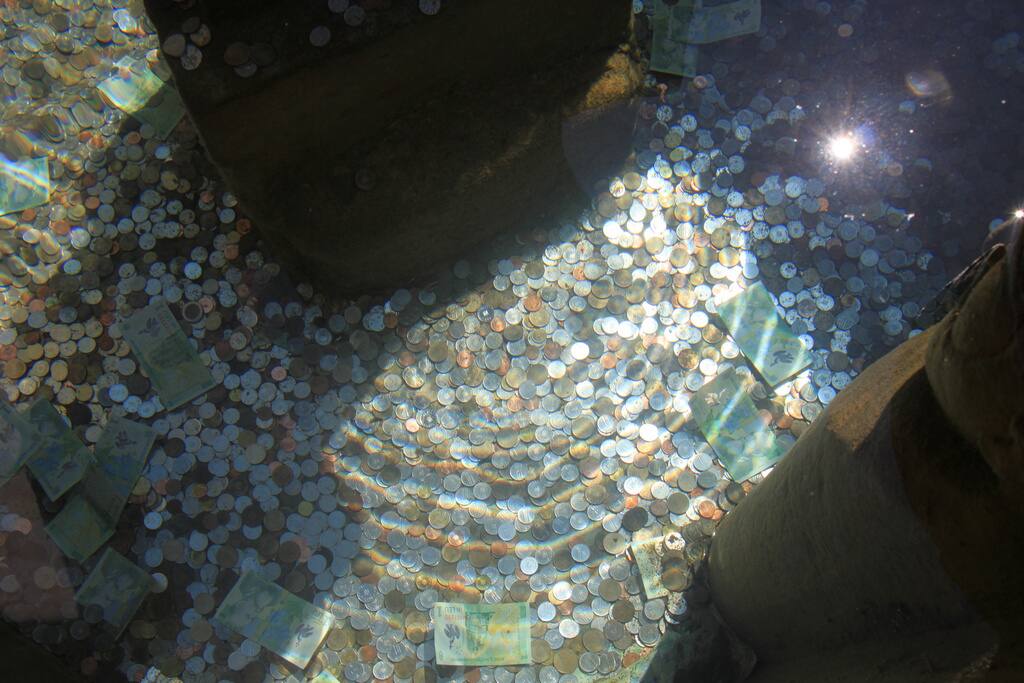 Reason behind Indians dropping coins in rivers | నదిలో నాణేలు వేయడం ...