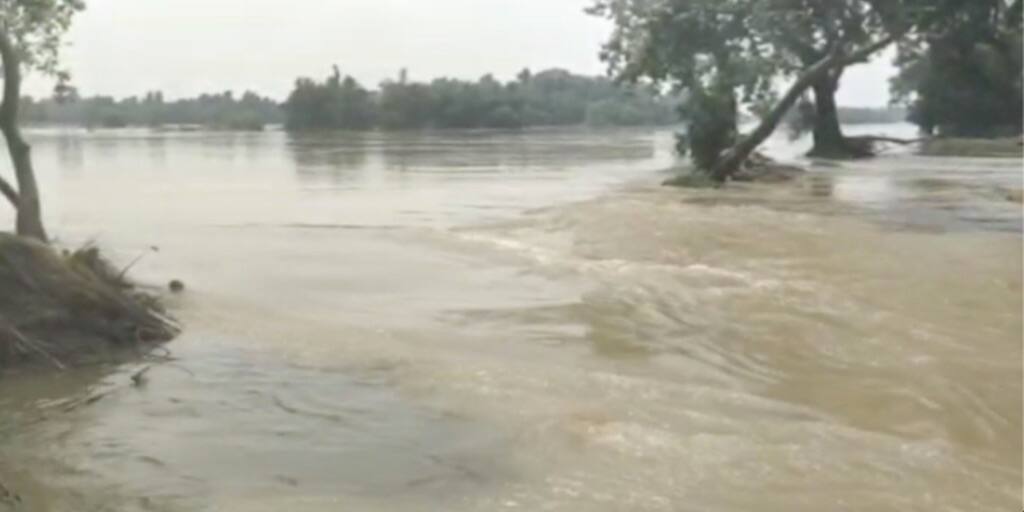 Water level of Ganga River crosses danger mark in Ballia ann | Flood in ...