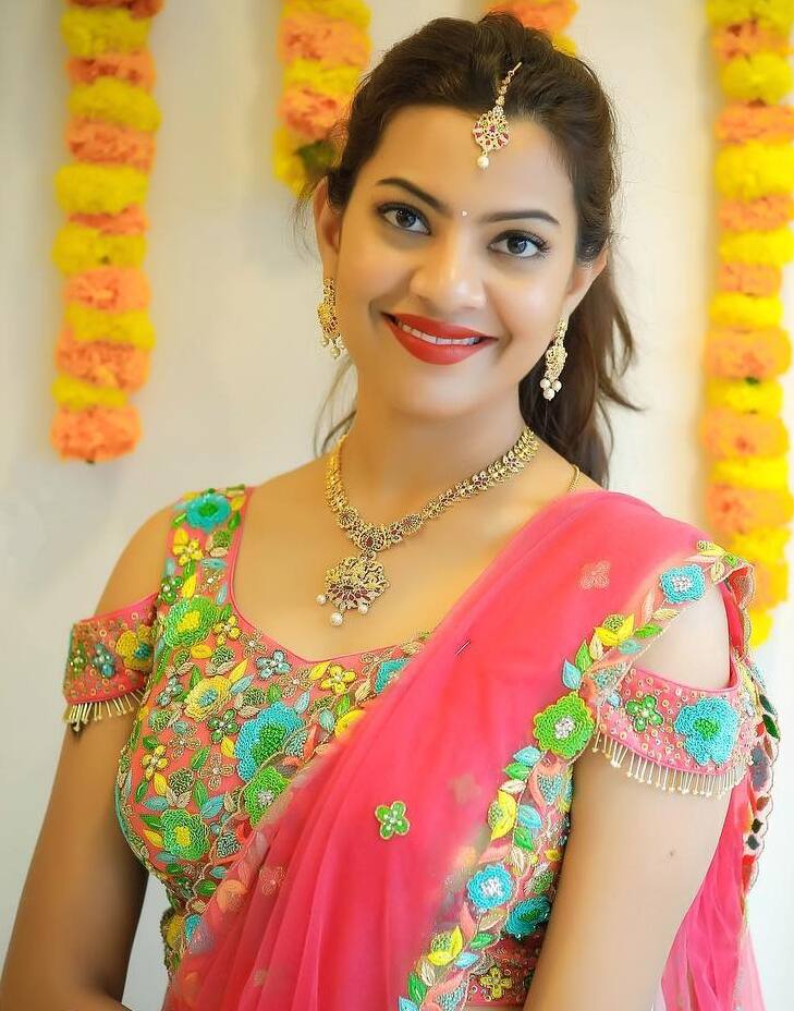 In Pics Geetha Madhuri: Beautiful Singer Geetha Madhuri birthday ...