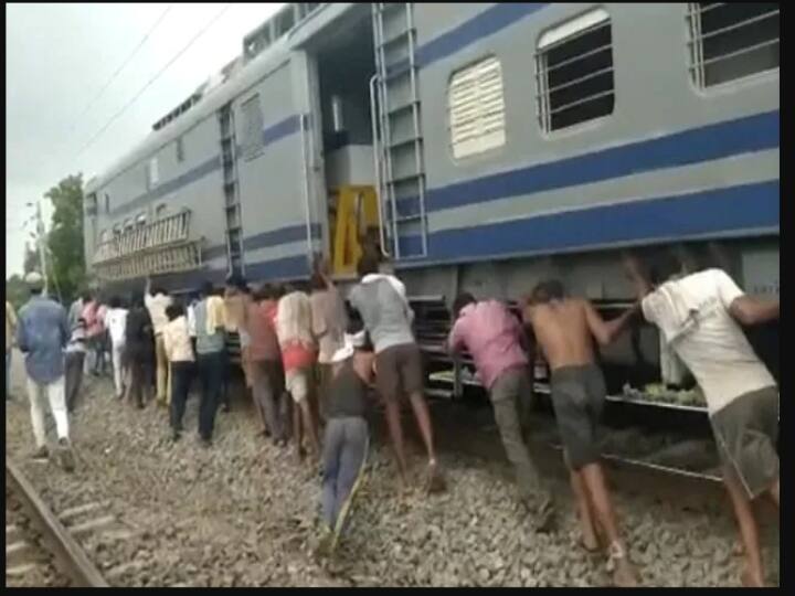 People Pushing train wagon in Madhya pradesh's Harda Railway line goes ...