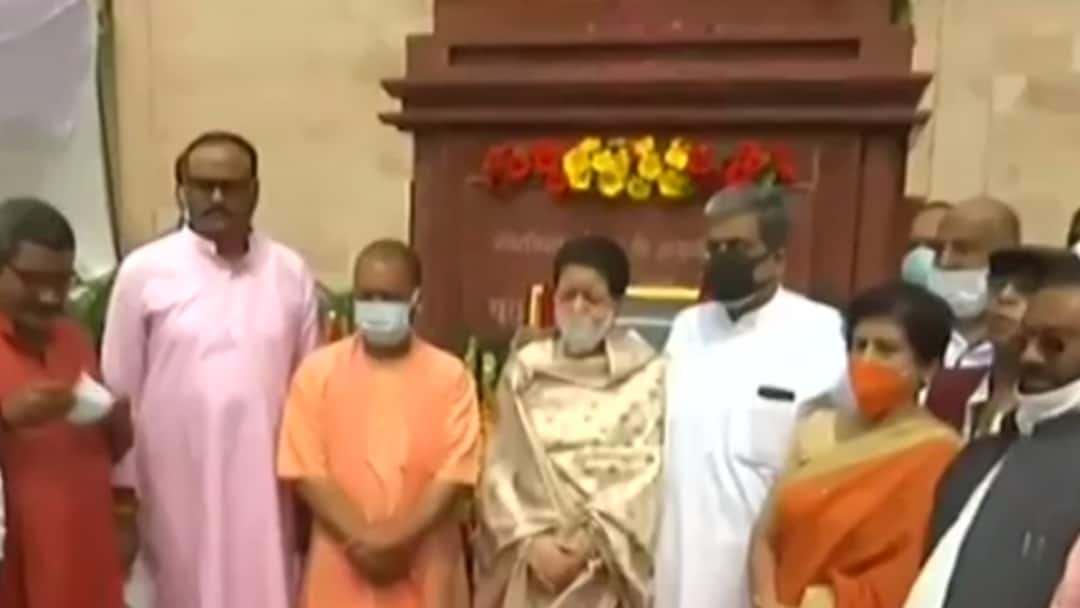 UP: CM Yogi garlanded the statue of Bharat Ratan Pandit Govind Ballabh ...