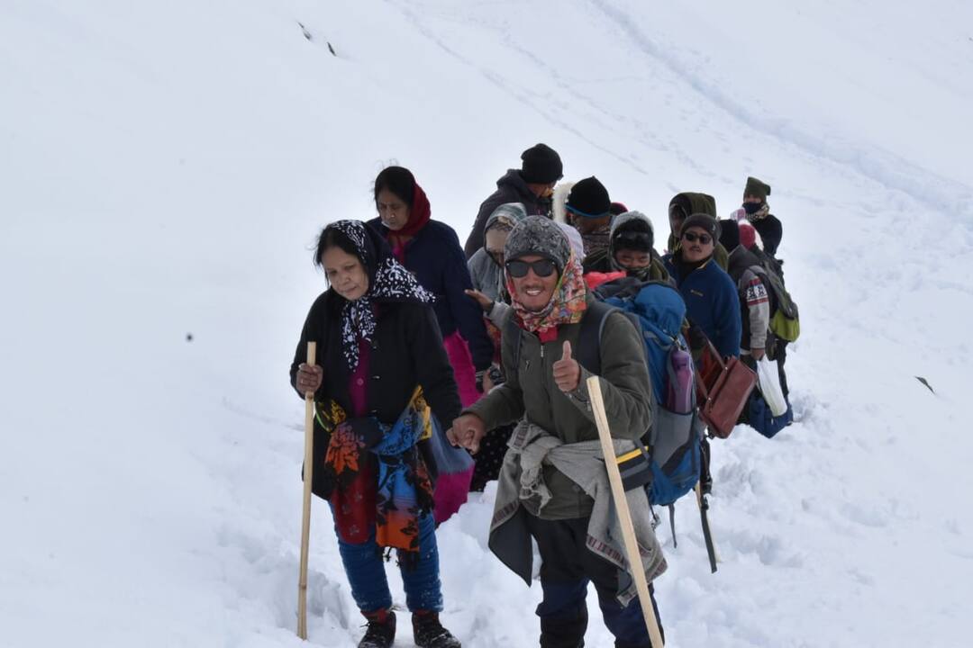 59 people trapped in Lahaul Spiti evacuated, see photos | ਲਾਹੌਲ ਸਪਿਤੀ 'ਚ ਫਸੇ 59 ਲੋਕਾਂ ਨੂੰ ...