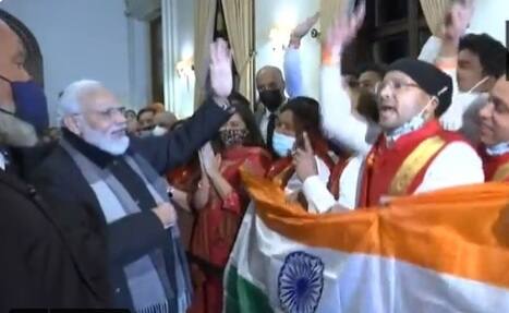 Viral video Indians sing Modi hai Bharat ka gehna to welcome PM ...