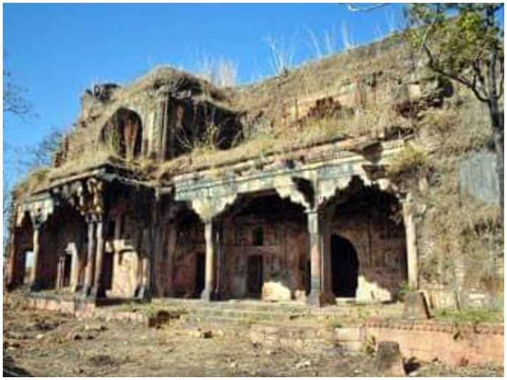 Sehore fort of Rani Kamalapati is getting damaged due to lack of care ...