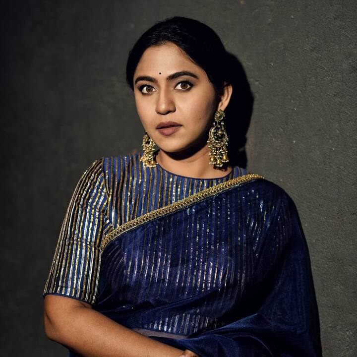 mrunmayee deshpande new look on instagram in blue saree | IN PICS ...