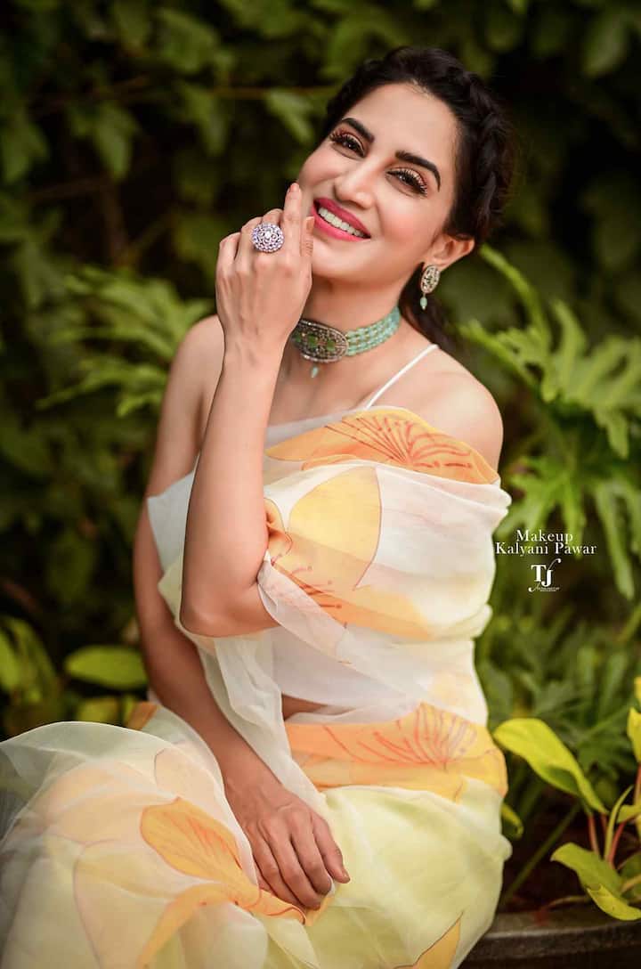 Smita gondkar photos Elegant beauty of marathi actress smita gondkar ...