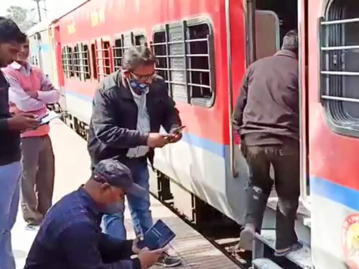 Patna News: Fire Broke Out in Magadh Express while train coming from ...