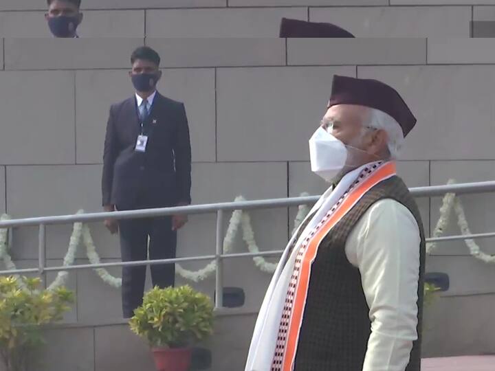 PM Narendra Modi costume Republic Day 2022 PM Modi attire, Cap on 73rd ...