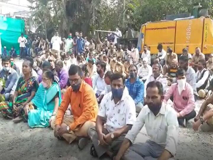 Workers Protested in front of company gates by placing dead body of ...