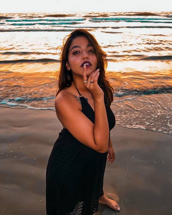 Marathi Singer Juilee Joglekar Bold Look Viral On Social Media | PHOTO ...