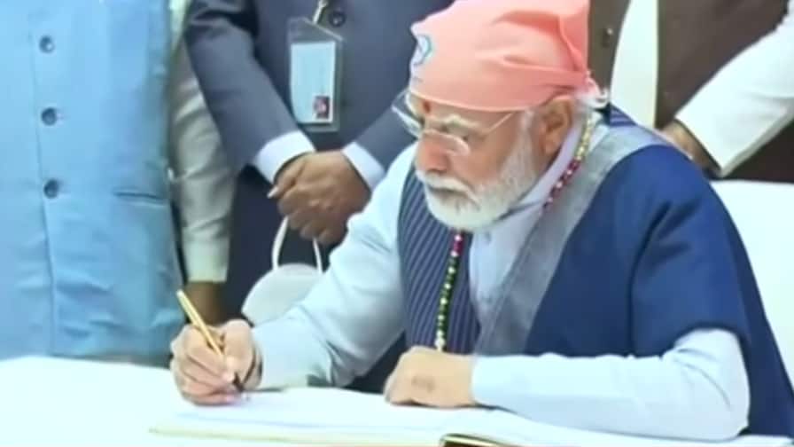 PM Modi visits Sant Ravidas temple in Delhi's Karol Bagh; plays Akshar ...
