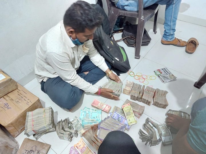 Hawala racket exposed in Beed Rs 51 lakh seized in police raid | Beed ...