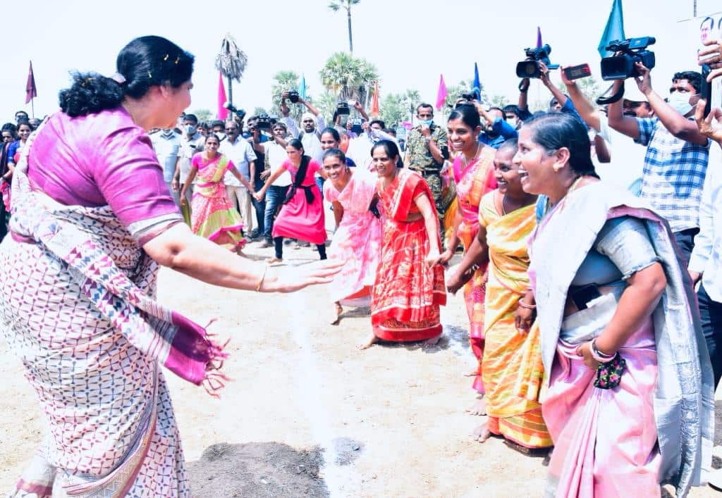 Photos: Minister Satyavathi Rathod, MP Maloth Kavitha plays Kabaddi in ...