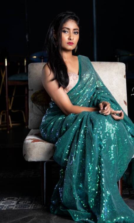 KGF Yash Mother Archana Jois Looks Glamorous In Real Life Photos Viral ...
