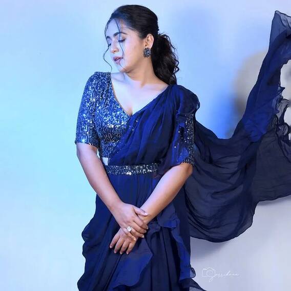 Marathi Actress Mrunmayee Deshpande New Look In Blue Saree See Photos ...