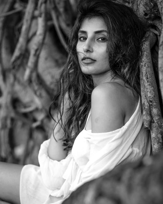 Harshita Shekhar Gaur As Dimpy Pandit In Mirzapur Glamrous Photos ...