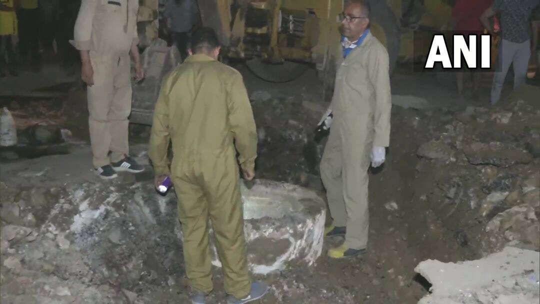 india delhi 4 people were trapped in a sewer line in rohini sector ndrf ...