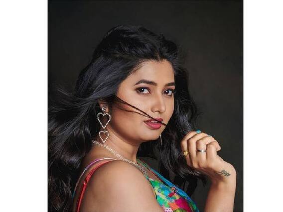 Actress Prajakta Mali Share Glamours Photos In Multi Colour Gown ...