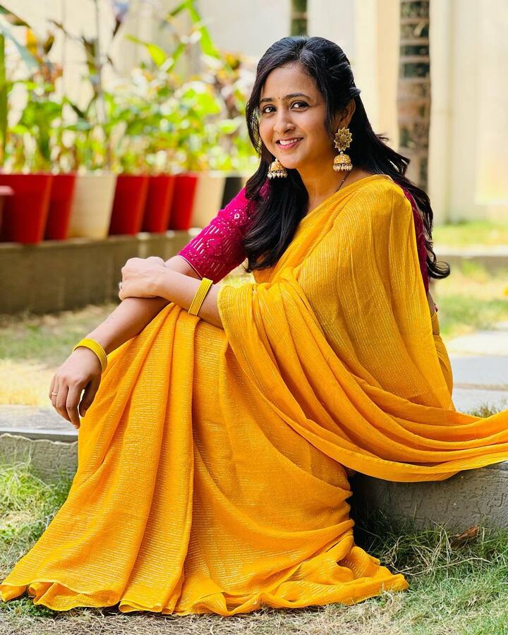 Anchor Lasya yellow saree Photos, goes viral | Anchor Lasya Photos ...