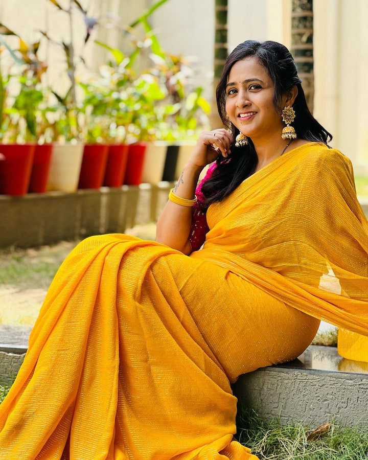 Anchor Lasya yellow saree Photos, goes viral | Anchor Lasya Photos ...