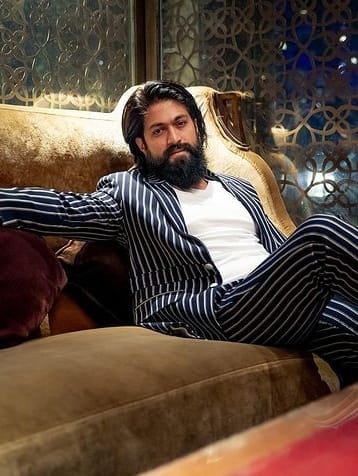 हैंडसम हंक से कम नहीं KGF स्टार यश