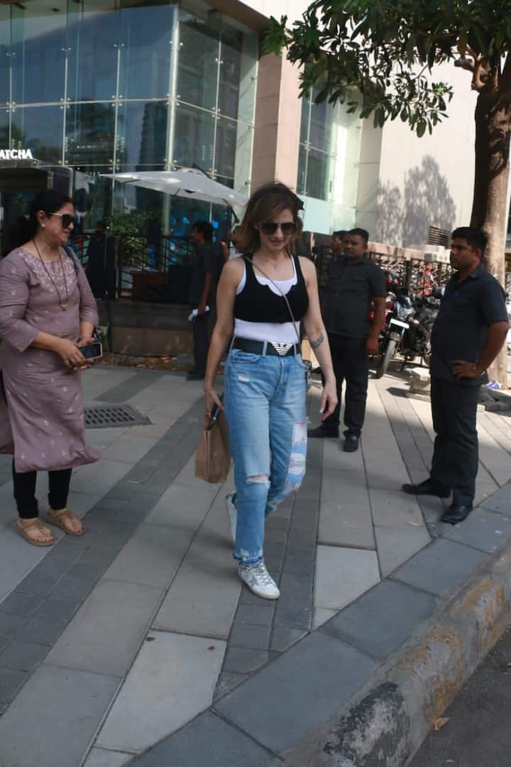 Hrithik Roshan arrived for lunch with both sons Rihan and Ridan, ex ...