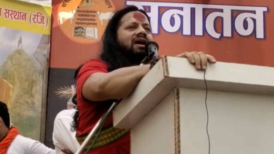 Know who is Kalicharan ? | जानिए बापू और हिंदू-मुस्लिम पर जहर उगलने ...