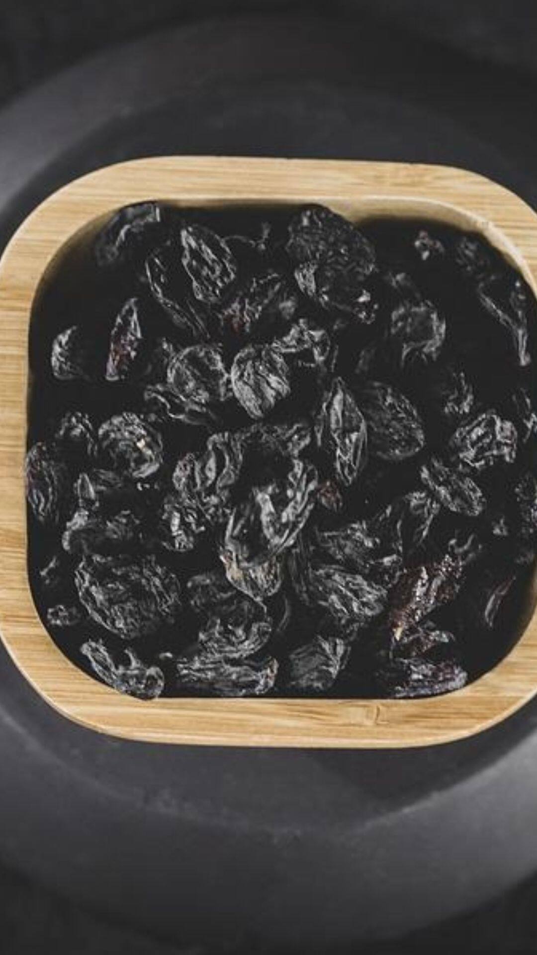 কেন খাবেন কালো কিশমিশ?