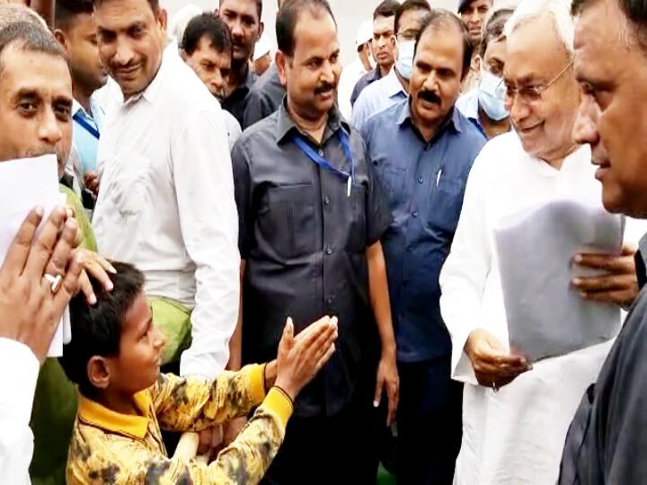 Bihar 11-year-old Sonu Started Joining Hands in Front of CM Nitish ...