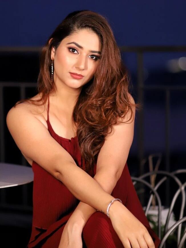 Disha Parmar का ये अंदाज़ देख थम जाएंगी आपकी नज़रें