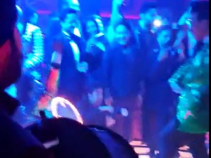 Ranveer Singh Plays Daffli As Karan Johar Dances To Daffliwale Song ...