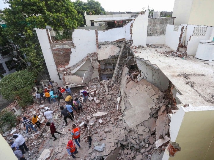 Bhopal building collapsed during its demolition at Shahpura locality ...