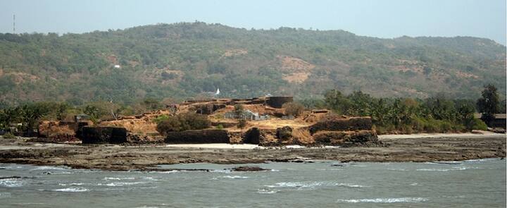 These grand forts are built near the sea in Maharashtra, know their ...