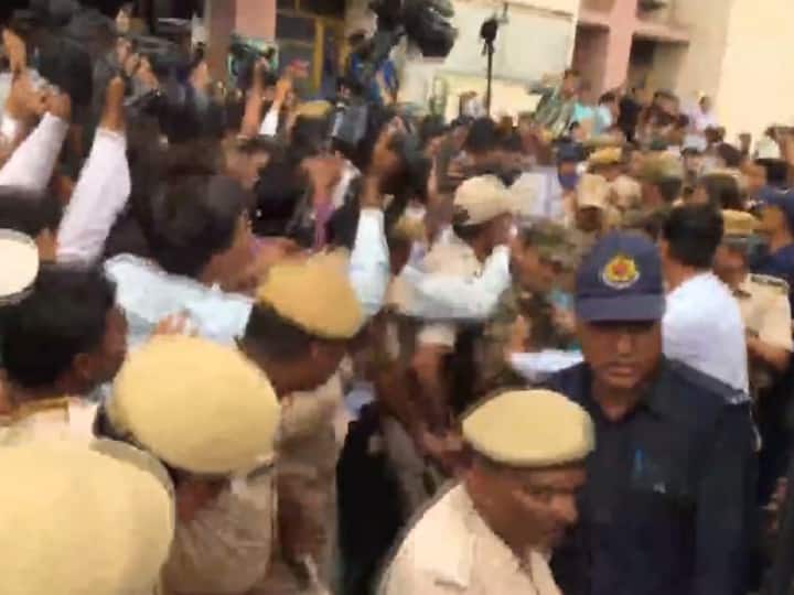 Udaipur Killing: Angry Crowd Attack Accused Outside NIA Court In Jaipur ...