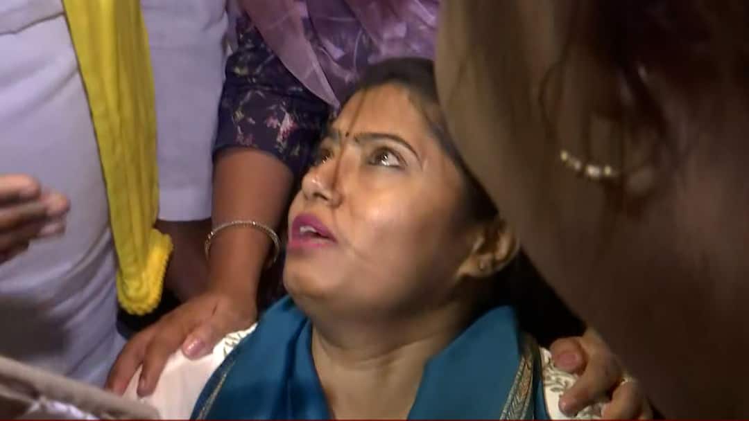 Political struggle between mother and daughter over the place of ...