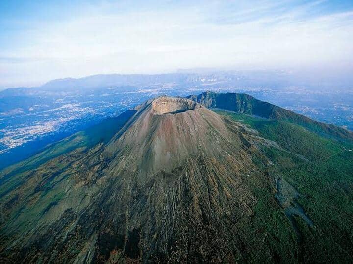 American tourist falls into famous Mount Vesuvius volcano while taking ...