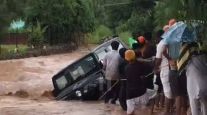 Thar stuck in the Rao river of Patiala, people rescued the passengers ...