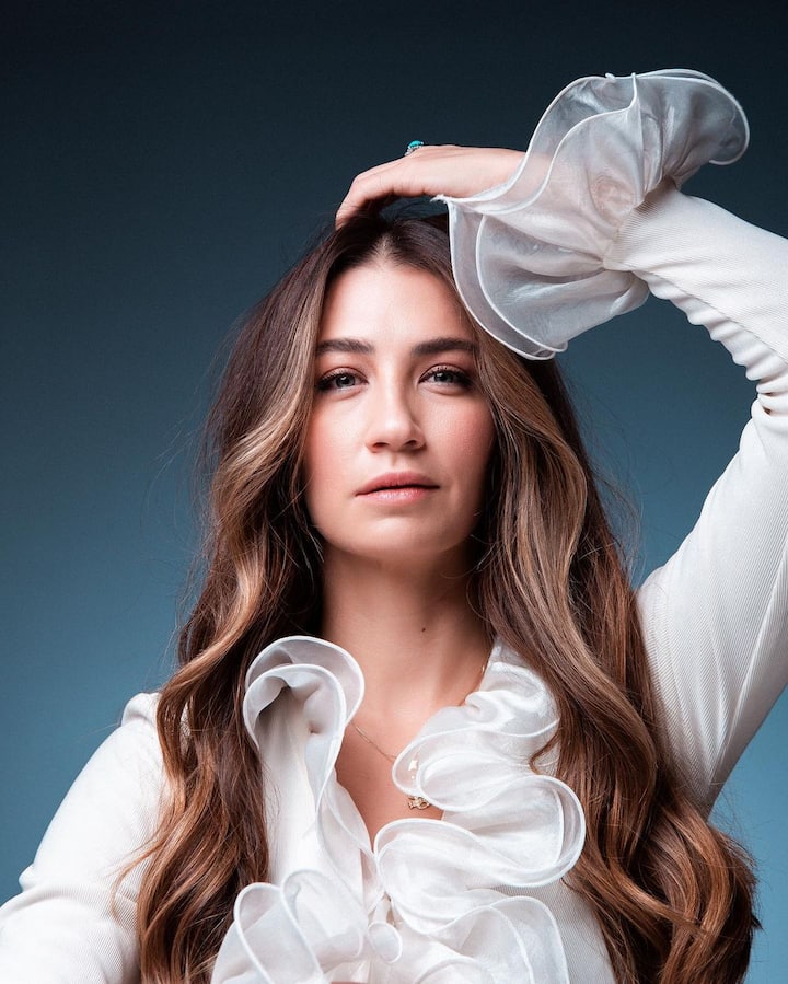 Turkish actress ceren benderlioglu flaunt her glamorous on social media ...