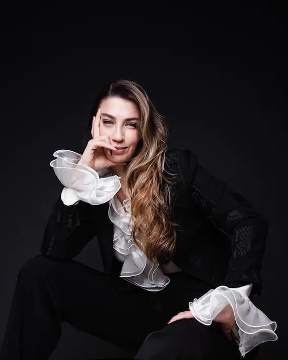 Celebrities Turkish Actress Ceren Benderlioglu Flaunt Her Glamorous On ...