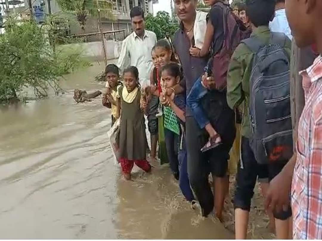 Nanded Rain News Heavy rain in Kinwat taluk of Nanded district, students travel through flood ...