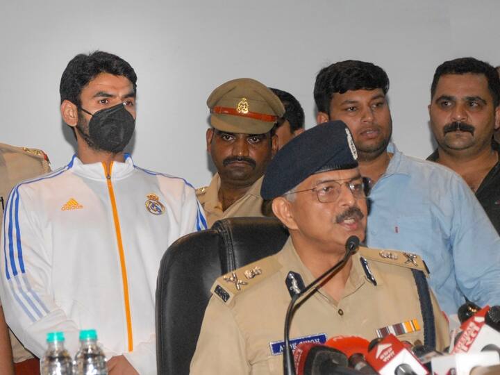 Noida Police Commissioner Alok Kumar press conference on Shrikant Tyagi ...