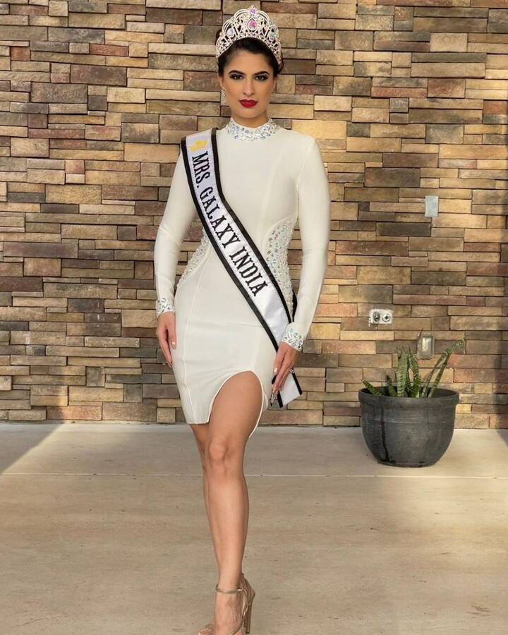 Mrs Galaxy Captain Chahat Dalal Spotted At Mumbai Airport Mrs Galaxy