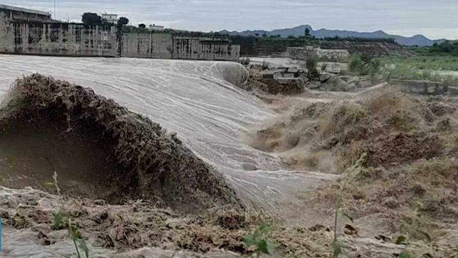 Flood alert in Delhi | Hathini Kund barrage | हथिनी कुंड बैराज से पानी ...