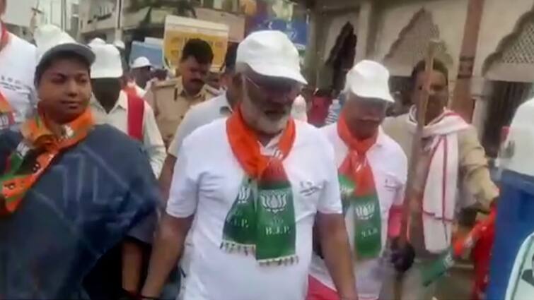 Swatantra Dev Singh Swatantra Dev Singh Gave The Message Of Cleanliness By Sweeping In Varanasi 